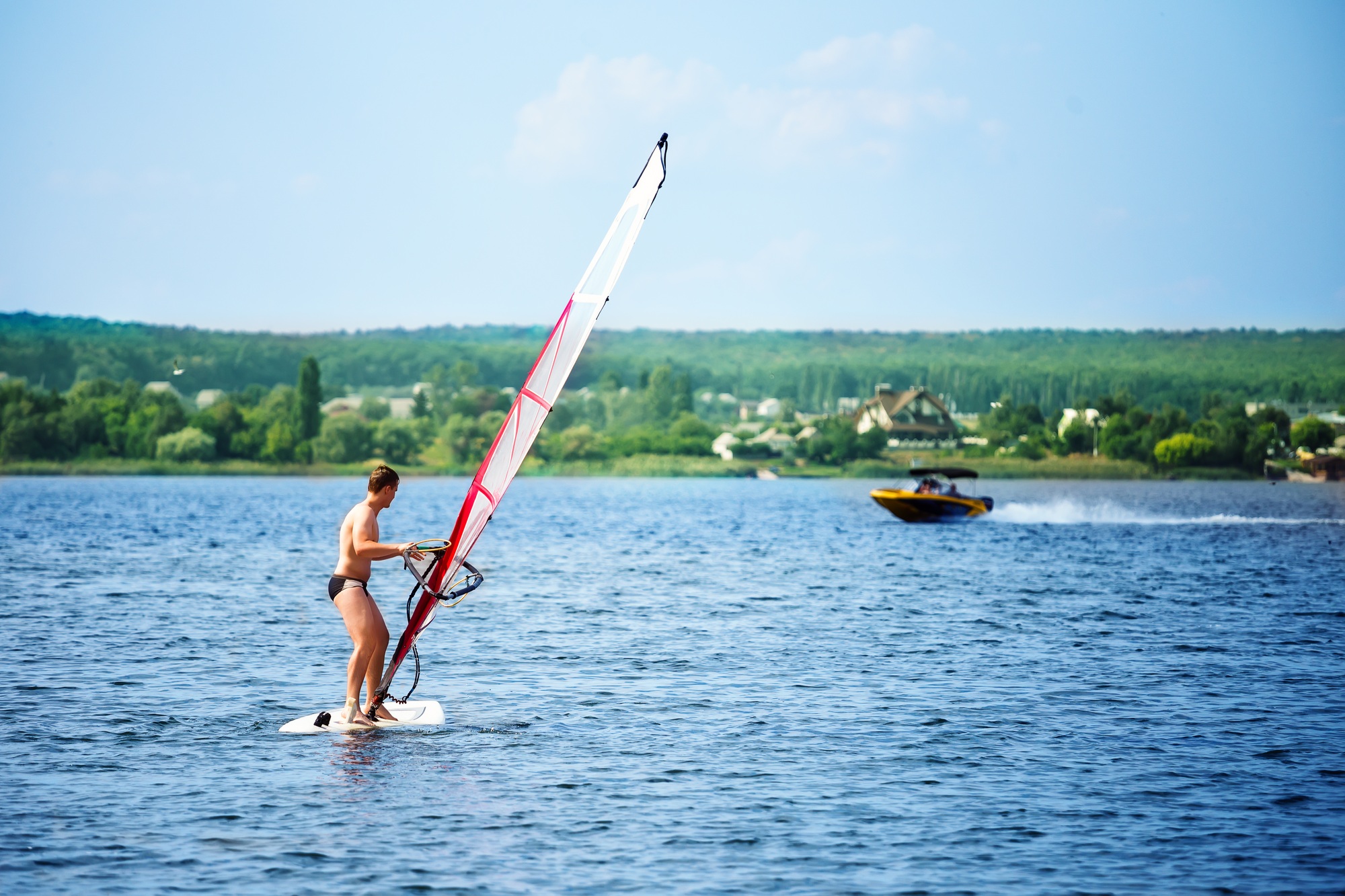 Guide pratique : où apprendre le windsurf en Indonésie